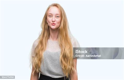 재미 있은 얼굴 뺨 피 두더지 셔츠를 입고 금발 십 대 여자 입 어 미친 식으로 팽창 가득 찬에 대한 스톡 사진 및 기타 이미지 가득 찬 감정 공기 주입 Istock