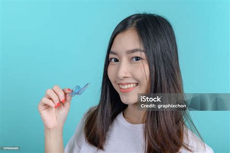 파란 화면 배경에 치열 교정 보유자를 들고 미소 아시아 여성 치과 치료와 건강한 치아 20 24세에 대한 스톡 사진 및 기타 이미지 20 24세 건강관리와 의술