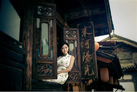 往事的浮影依稀淌过流年 或如绚丽夏花或如静美秋叶