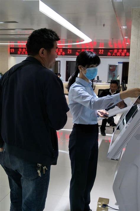 “导办员”全程帮办 “零距离”贴心服务办事