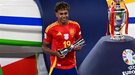 לאמין ימאל ילד שישמור את הרגליים על הקרקע