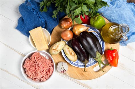 다진 고기 가지 양파 마늘 후추 치즈 파 슬 리와 하얀 테이블에 올리브 오일 가을에 대한 스톡 사진 및 기타 이미지 가을 가지 채소 고기 Istock