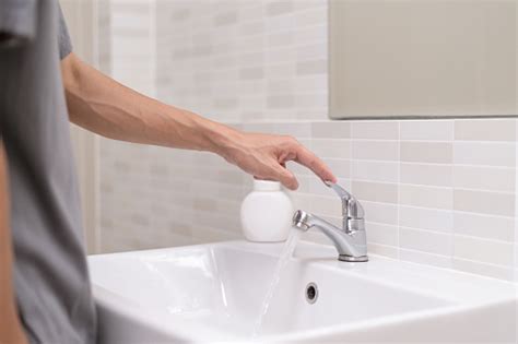 물을 절약하십시오 자원 봉사자는 환경을 보호하기 위해 욕실에서 흐르는 물을 계속 끕니다 행성 녹화 지구 온난화 감소 세계 생명