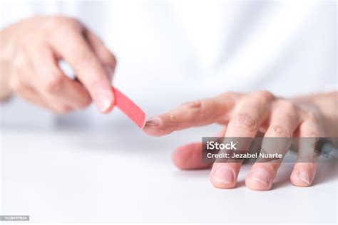 집에서 손톱 천정보기 매니큐어 손 관리 미용 및 신체 건강을 정리하는 성인 여성 50 59세에 대한 스톡 사진 및 기타 이미지 50 59세 깨끗한 매니큐어 미용술