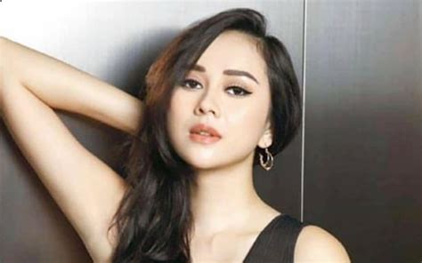 Aura Kasih Mirror Selfie Dengan Rok Mini Perutnya Mengintip Malu Malu