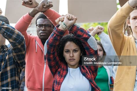 다양한 청년 활동가들이 단결하여 주먹을 듭니다 사회 변화를 위한 다문화 시위 14 15 살에 대한 스톡 사진 및 기타 이미지 14 15 살 20 24세 Z세대