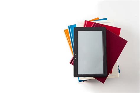 흰색 배경에 전통적인 책의 스택에 전자 책 독자의 최고 보기 현대 독서를위한 개념 복사 공간 교과서에 대한 스톡 사진 및 기타 이미지 Istock