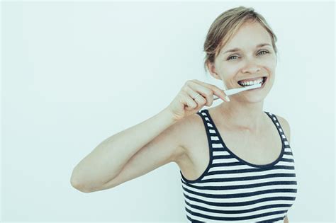 쾌활 한 젊은 여자 양치질 하 고 카메라를 보고 행복 한 건강 한 소녀 Toothpast를 장착 하는 칫 솔과 치아를 닦 고 구강 위생 일상적인 개념 건강한 생활방식에 대한