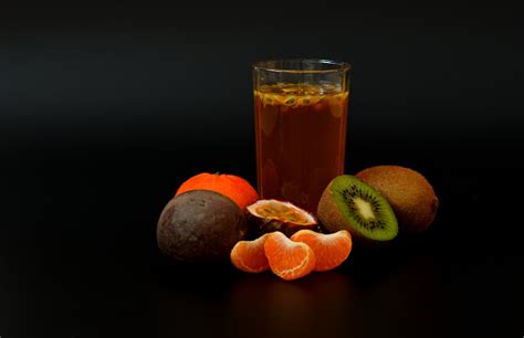 검은색 바탕에 씨앗이 있는 투명한 과일 주스 한 잔 잘 익은 패션 프루트 귤 키위 조각 0명에 대한 스톡 사진 및 기타 이미지 Istock