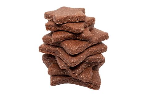 다른 크기의 별 모양의 맛있는 홈 메이드 초콜릿과 설탕 쿠키 흰색 배경에 고립 된 서로의 상단에 쌓여 온 가족을위한 크리스마스