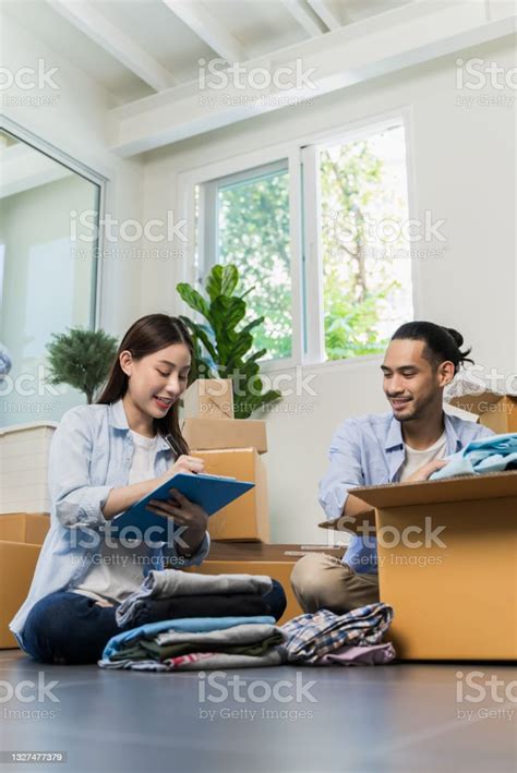 사랑스러운 아시아 커플은 옷을 준비하고 자선 단체를위한 기부 상자에 넣어 Charitable Foundation에 대한 스톡 사진 및 기타 이미지 Charitable