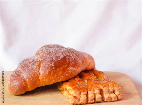 Dos Panes Dulces Uno Sobre Otro En Fondo Blanco Sobre Una Tabla De Madera Un Cuernito O