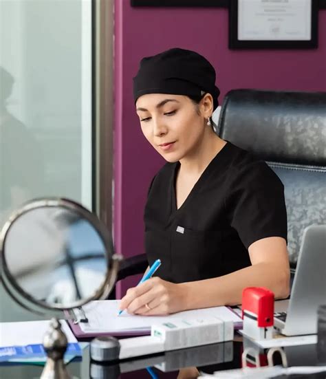 دکتر عاطفه فرامرزی متخصص پوست و مو