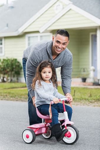 히스패닉계 아버지도 계셨지요 돕는 딸 탈것 세발자전거 2 3 살에 대한 스톡 사진 및 기타 이미지 2 3 살 2명 40 49세 Istock