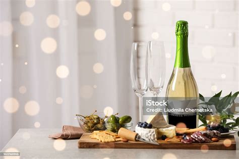 실내의 회색 테이블에 스파클링 와인 안경 및 맛있는 스낵 한 병 텍스트를 위한 공간 0명에 대한 스톡 사진 및 기타 이미지 0명 고급 고급 요리 Istock