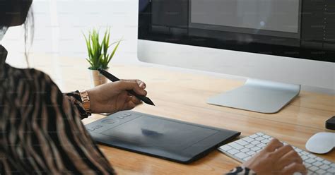 사진 작가와 함께 컴퓨터에서 자른 여성 크리에이티브 편집자는 그녀의 직업입니다 사진 Unsplash의 태국 이미지