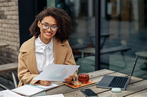 카페 테라스에 앉아 원격으로 일하는 아프리카계 미국인 여성 프리랜서 25 29세에 대한 스톡 사진 및 기타 이미지 25 29세 거리가 먼 경영자 Istock