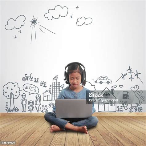 행복 한 가족 친환경 크리에이 티브 드로잉 환경으로 노트북 컴퓨터를 사용 하 여 바닥에 앉아 어린 소녀 벽 룸에 에너지를 절약 개념에 대한 스톡 사진 및 기타 이미지