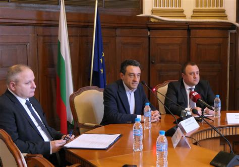 ББР със специална програма за спасяване на розопреработването Икономически живот