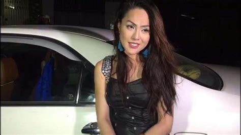 តារ៉ាសំដែងកញ្ញា ប៉ុបពី ស្រវឹងបើករថយន្ដបុករបាំងថ្មពុះចែកទ្រូងផ្លូវ ខូចចំនួនពីរកង់ សម្លេងសហគមន៍ខ្មែរ