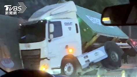 台2線瑞芳段交通事故 貨櫃車疑撞山壁翻覆無傷亡│tvbs新聞網