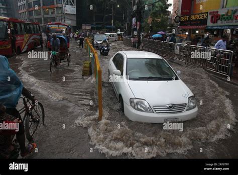 Dhaka Bangladesh On August 09 2023 Bangladeshi People Cross A