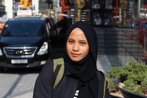 สาวในฮิญาบแบกเป้สะพายหลัง ภาพสต็อก ดาวน์โหลดรูปภาพตอนนี้ Asian And Indian Ethnicities