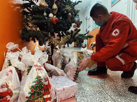 Младите од Црвен крст со „Новогодишната соба на Дедо Мраз” Tvplus