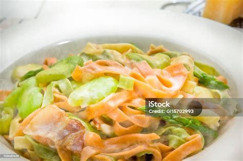 콩 크림 소스와 넓은 콩과 삼 색 파스타를 곁들인 허브 파스타 계절에 대한 스톡 사진 및 기타 이미지 계절 대두 콩 딜 허브 Istock