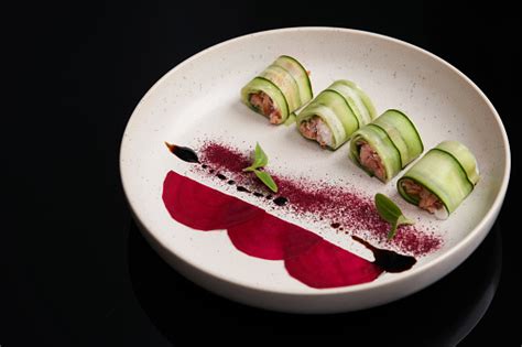 스시 롤와 오이와 함께 생선을 치료 연어와 사탕무를 곁들인 오이 롤 0명에 대한 스톡 사진 및 기타 이미지 0명 4가지