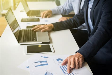 비즈니스 팀워크 프로세스 사업가 손 새로운 계획의 설명 중 노트북과 문서에서 가리키는 프로젝트 회의에서 데이터 경제에 대한 스톡