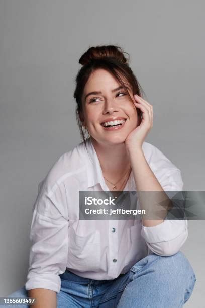 회색 배경에 바닥에 앉아 아름다운 젊은 여성의 스튜디오 샷 미소에 대한 스톡 사진 및 기타 이미지 미소 여자 한 명의 여자만 Istock