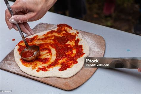 갓 반죽 한 피자 반죽에 토마토 페이스트를 퍼뜨리는 남자 강에 대한 스톡 사진 및 기타 이미지 강 도교 무당 Istock