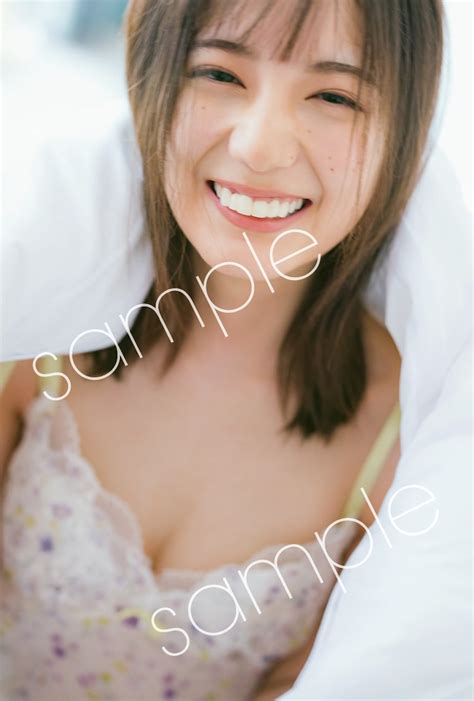 小坂菜緒「君は誰？」tsutaya版付属ポストカード（撮影：藤原宏） 日向坂46小坂菜緒の1st写真集は坂道ソロ1st史上最多の初版15万
