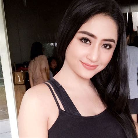 Biodata Dewi Perssik Yang Selalu Buat Sensasi Lengkap Dengan Foto Terbaru Biografi Dan Karir
