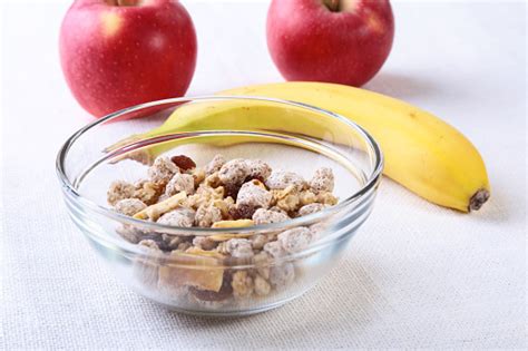 콘플레이크 시리얼 그릇 사과 바나나와 우유와 함께 유리에와 건강 한 음식 아침 조식입니다 따르기에 대한 스톡 사진 및 기타 이미지 Istock