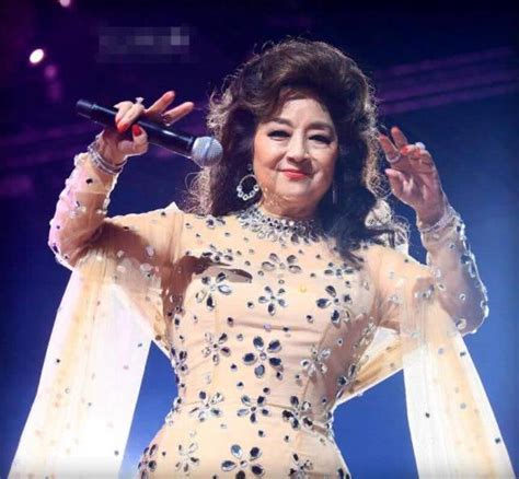 她是香港乐坛天后，离婚后一直单身，如今70岁依旧活跃在舞台凤凰网