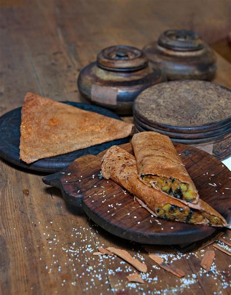 고명 남아시아 음식 남쪽 인도 도사 렌즈콩 도넛 맛 맛있는 매우 기쁜 매운 먹음직스러운 목조 테이블 문화적 미식가 민족 음식 바다 뿌리 삼바