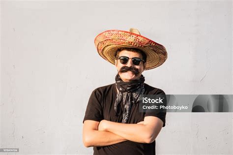 전통적인 멕시코 솜브레로 틀린 콧수염 두건 및 선글라스 입은 재미와 쾌활 한 남자 남자에 대한 스톡 사진 및 기타 이미지 남자 솜브레로 멕시코 Istock