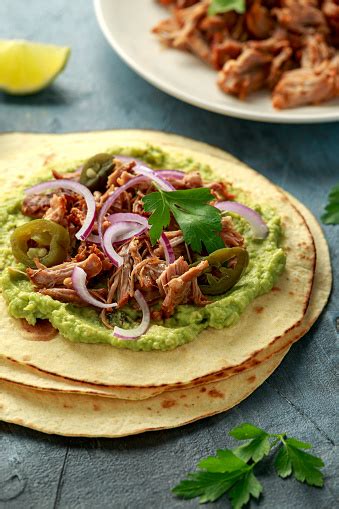 잘게 썬 돼지고기 아보카도 붉은 양파 할라피뇨를 곁들인 멕시코 콘 토르티야 타코에 대한 스톡 사진 및 기타 이미지 타코