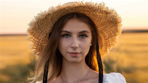 Фото девушка в соломенной шляпе шляпа взгляд портрет поле небо