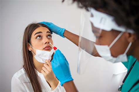 코로나 바이러스 샘플에 대한 면봉을 복용 하는 의료 노동자 건강 검진에 대한 스톡 사진 및 기타 이미지 건강 검진