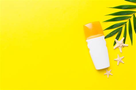 자외선 차단제 스프레이 병 태양 보호 크림과 색상 배경에 열대 녹색 잎이있는 바다 껍질이있는 병 상단 전망 개념에 대한 스톡 사진 및 기타 이미지 Istock