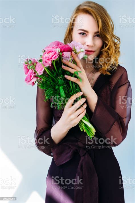 아름 다운 우아한 소녀 핑크 꽃을 카메라 회색에 고립 된 보고 꽃 식물에 대한 스톡 사진 및 기타 이미지 꽃 식물 백인종 복고풍 Istock