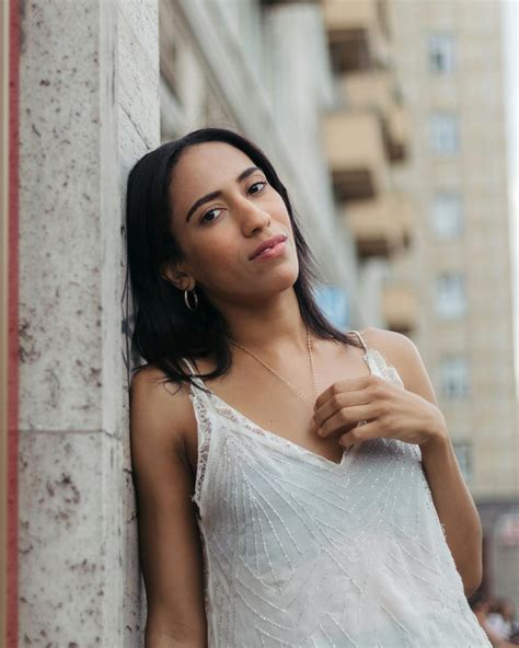 베를린 도시 속 여성의 초상화 · 무료 스톡 사진