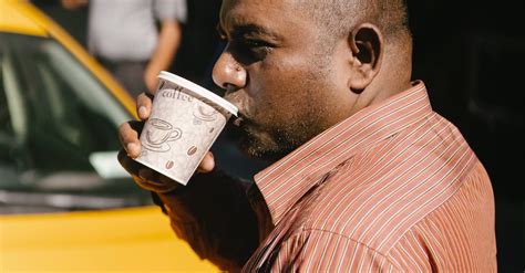 거리에서 커피를 마시는 민족 남자 · 무료 스톡 사진