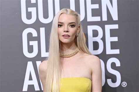 Anya Taylor Joys Chrome Nails At The 2023 Golden Globes Popsugar Beauty
