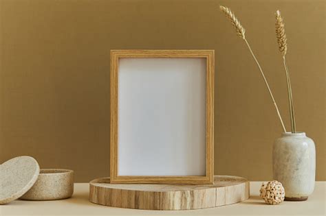 모의 포스터 프레임 목재와 대리석 마른 식물 및 개인 액세서리와 아늑한 창조적 인 인테리어의 세련된 구성 중립 및 노란색 색상 템플릿 0명에 대한 스톡 사진 및 기타 이미지