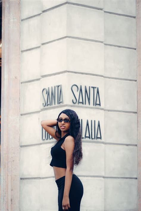 거리 스타일 거리 패션 건축 세부 눈길을 끄는 단순한 우아함 대담한 도시 배경 도시 설정 도시의 도시의 삶 매력적인 매우 복잡한 모델 포즈 모퉁이