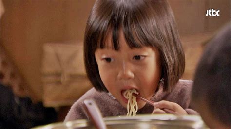 동생들과 함께 먹는 꼬불거리는 국수 라면 맏이 10회 Youtube